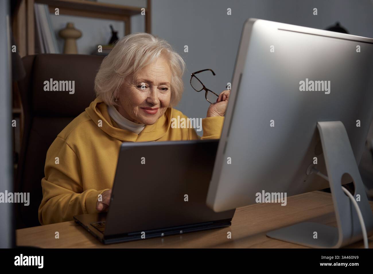 Serious focused woman working hi-res stock photography and images - Alamy