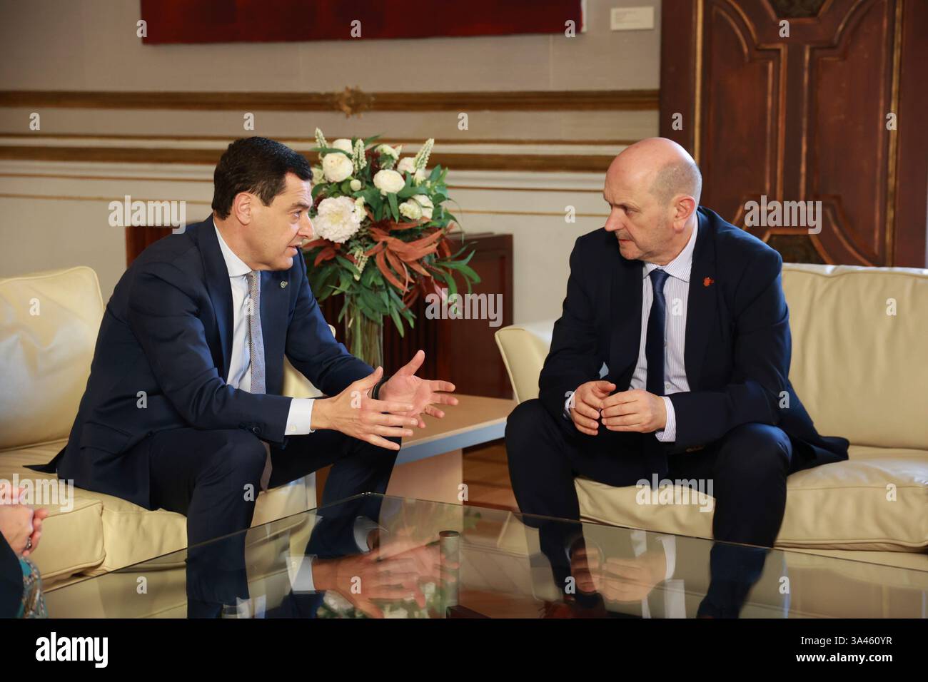 The president of the Junta de Andalucía, Juanma Moreno (left), with the ...