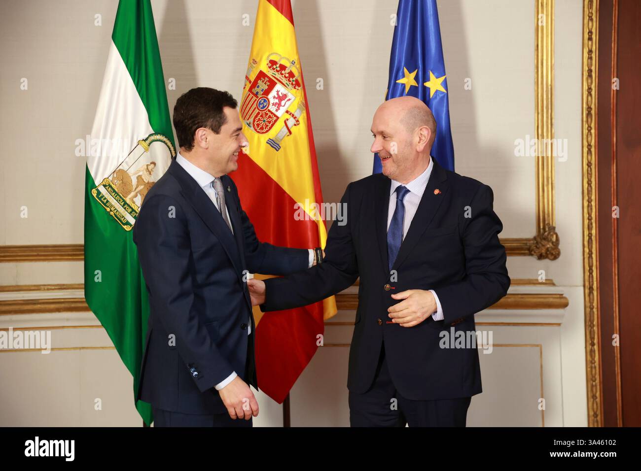 The president of the Junta de Andalucía, Juanma Moreno (left), greets ...
