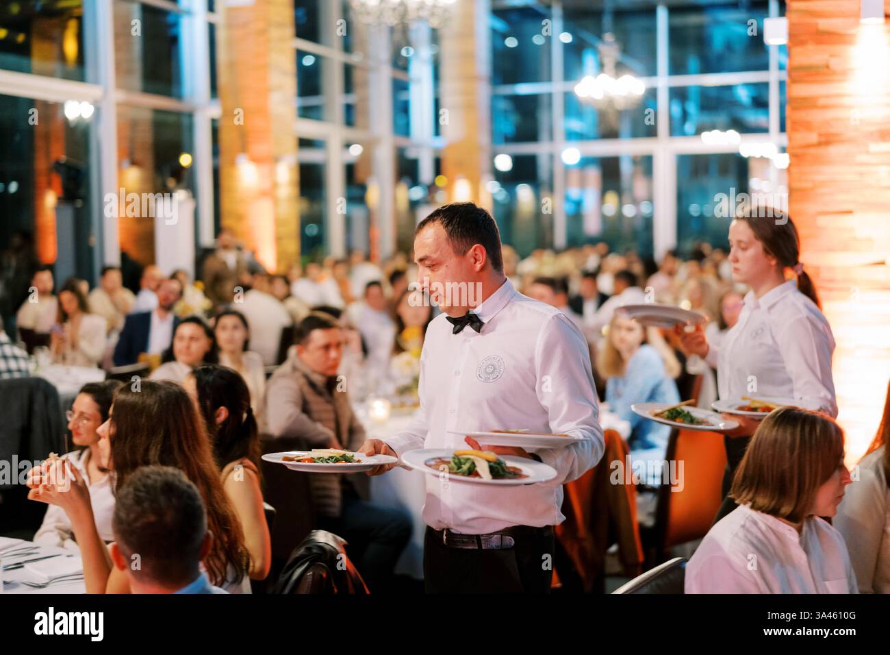Waiters serve guests tables hi-res stock photography and images - Alamy