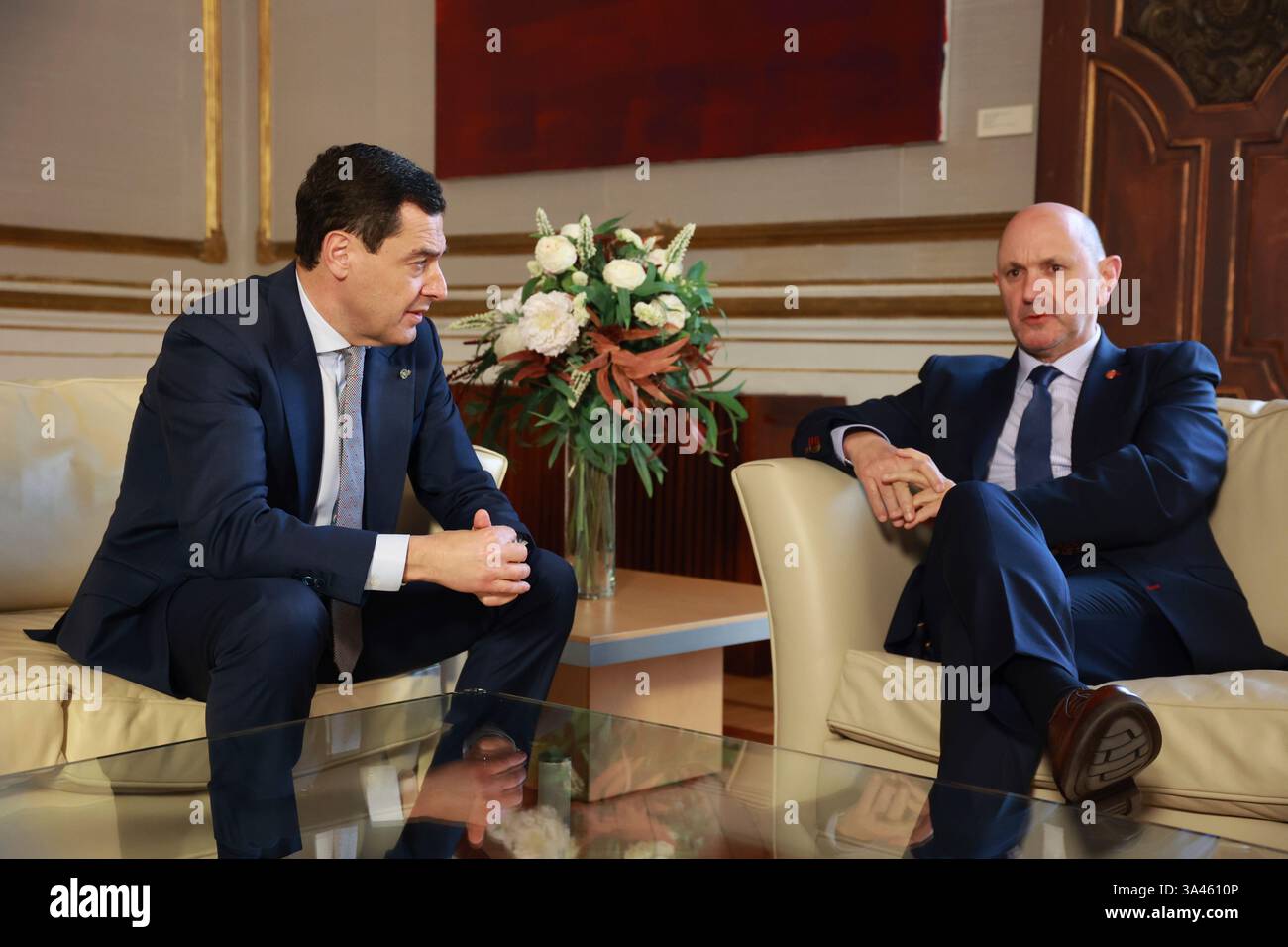 The president of the Junta de Andalucía, Juanma Moreno (left), with the ...
