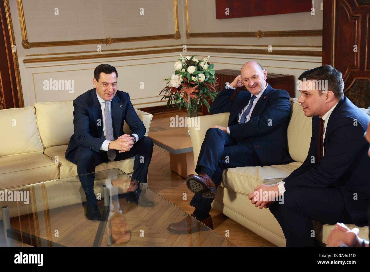 The president of the Junta de Andalucía, Juanma Moreno (1l), with the ...
