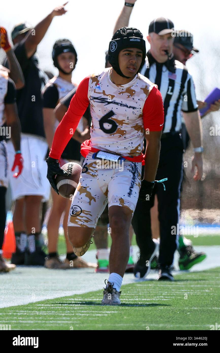 Hellstar wide receiver Gavin Honore (6) runs the ball against C1N in an ...