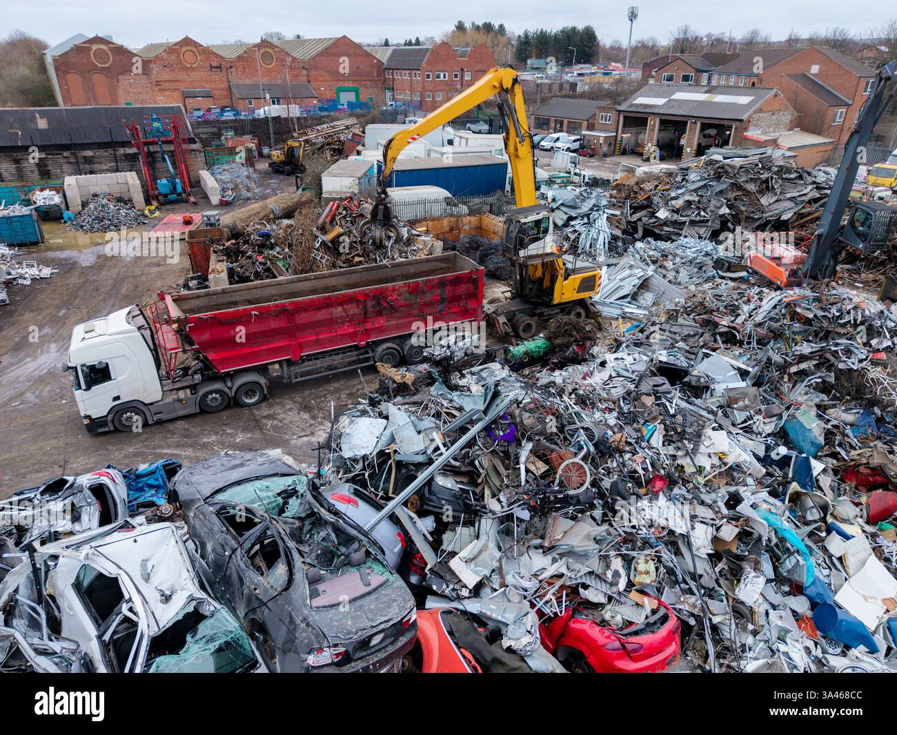 Loading scrap metal on truck hi-res stock photography and images - Alamy