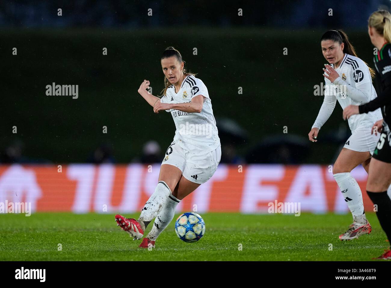 Sandie Toletti of Real Madrid in action during the UEFA Women's ...