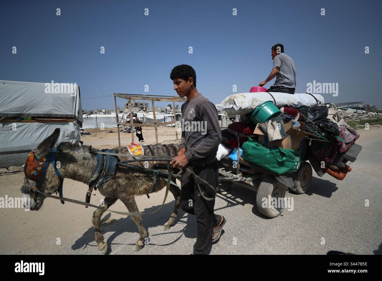 (250318) -- GAZA, March 18, 2025 (Xinhua) -- Palestinians fleeing from ...