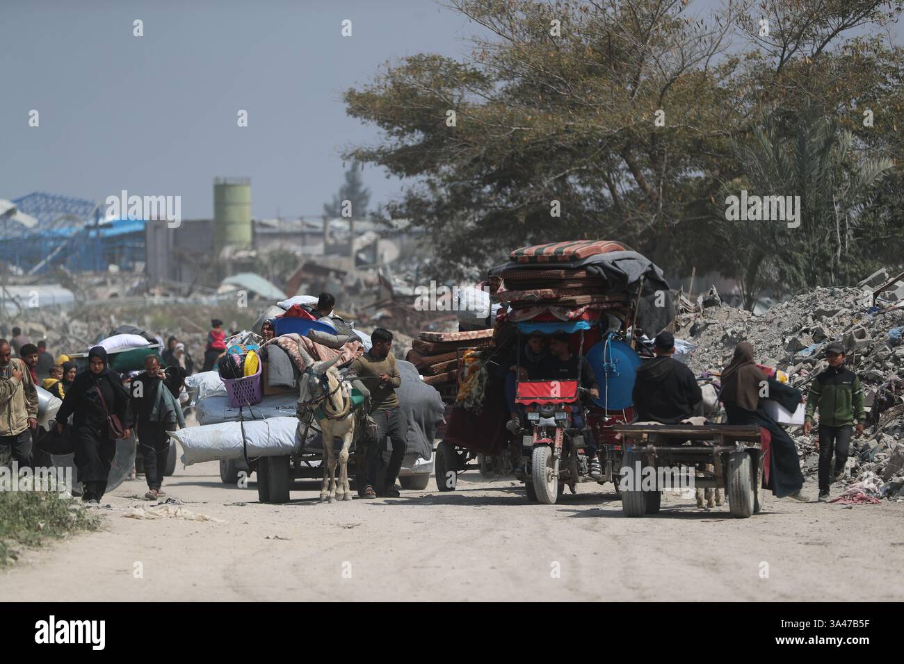 (250318) -- GAZA, March 18, 2025 (Xinhua) -- Palestinians fleeing from ...