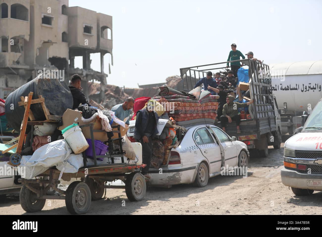 (250318) -- GAZA, March 18, 2025 (Xinhua) -- Palestinians fleeing from ...