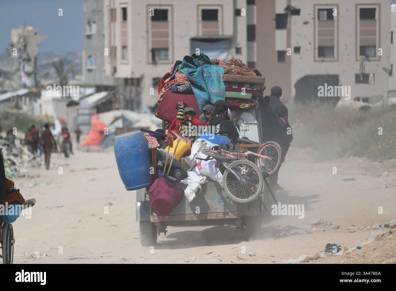(250318) -- GAZA, March 18, 2025 (Xinhua) -- Palestinians fleeing from ...