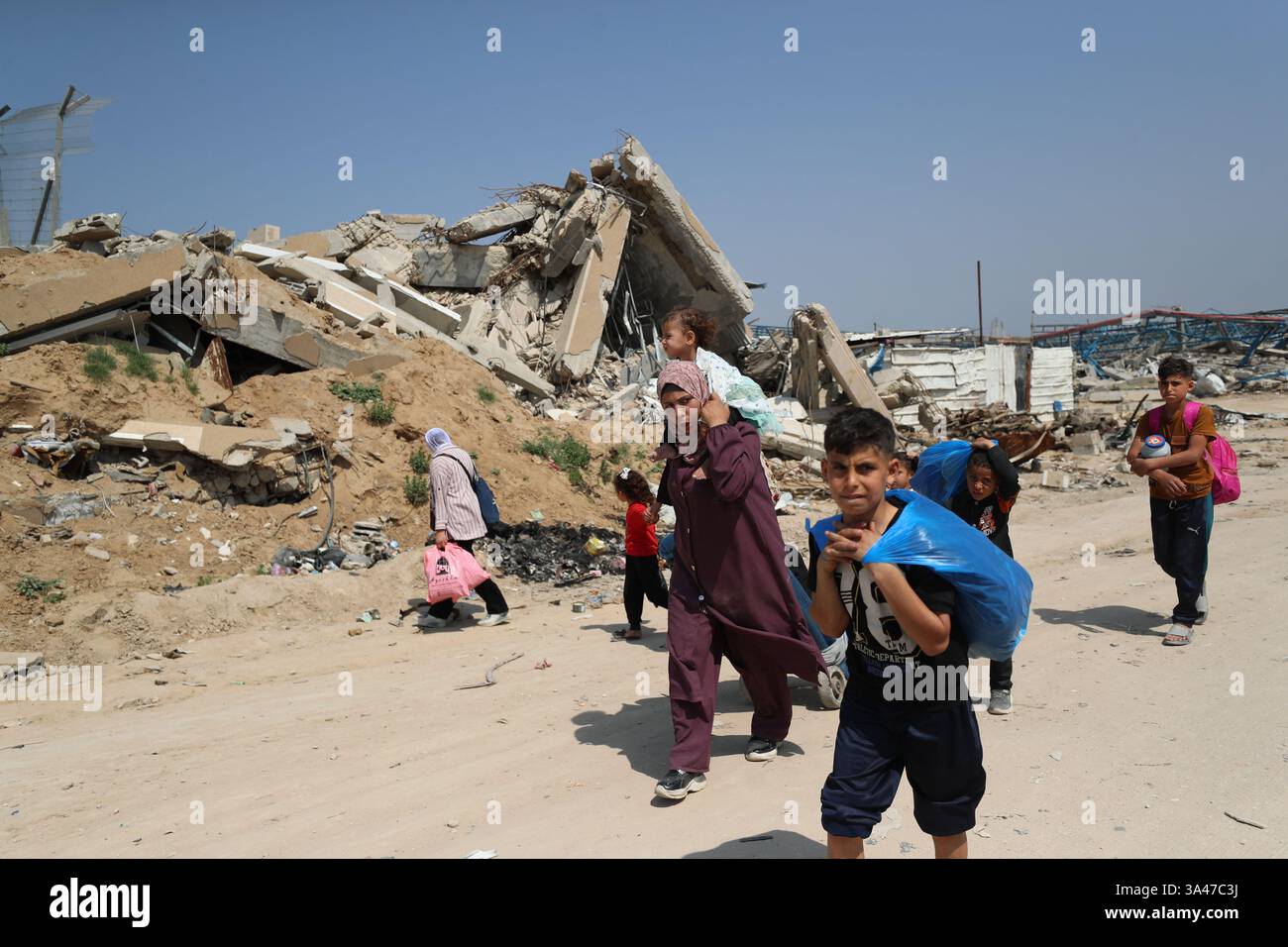 (250318) -- GAZA, March 18, 2025 (Xinhua) -- Palestinians fleeing from ...