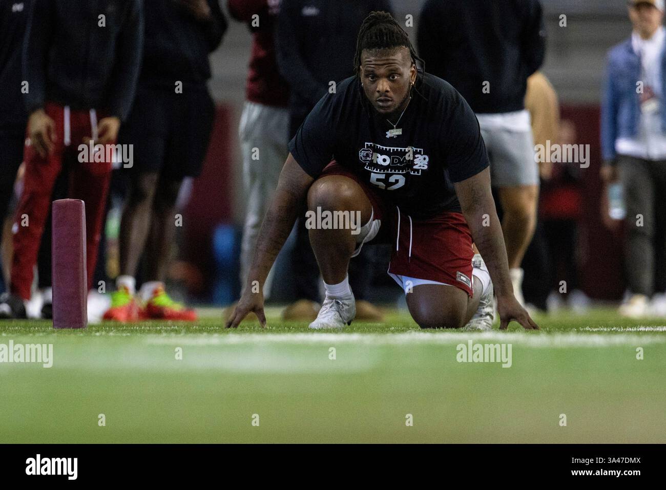 South Carolina offensive lineman Kamaar Bell (52) lines up for drills ...
