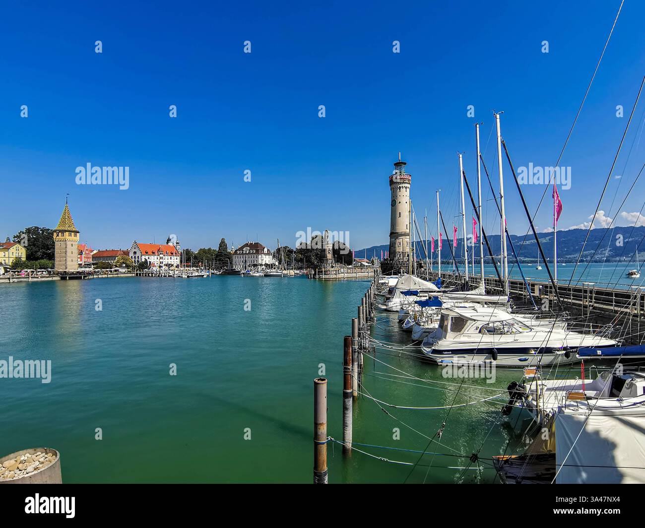 Lindau, Bayern, Deutschland Marina und Häuserfront mit Leuchtturm im ...