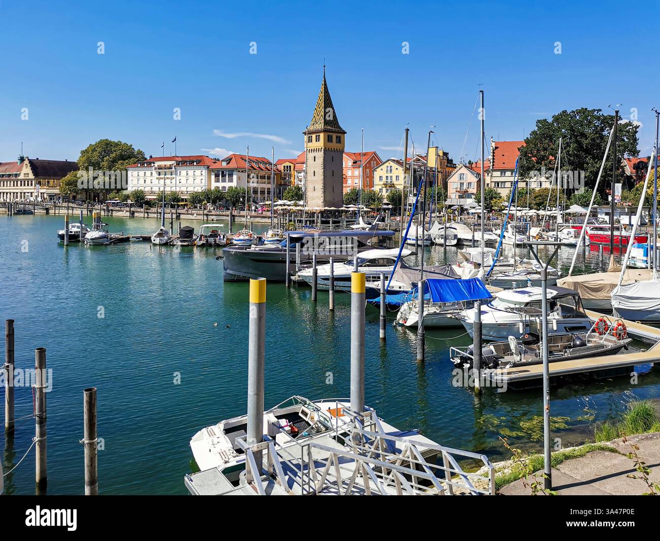 Lindau, Bayern, Deutschland Marina und Häuserfront mit Mangturm im ...