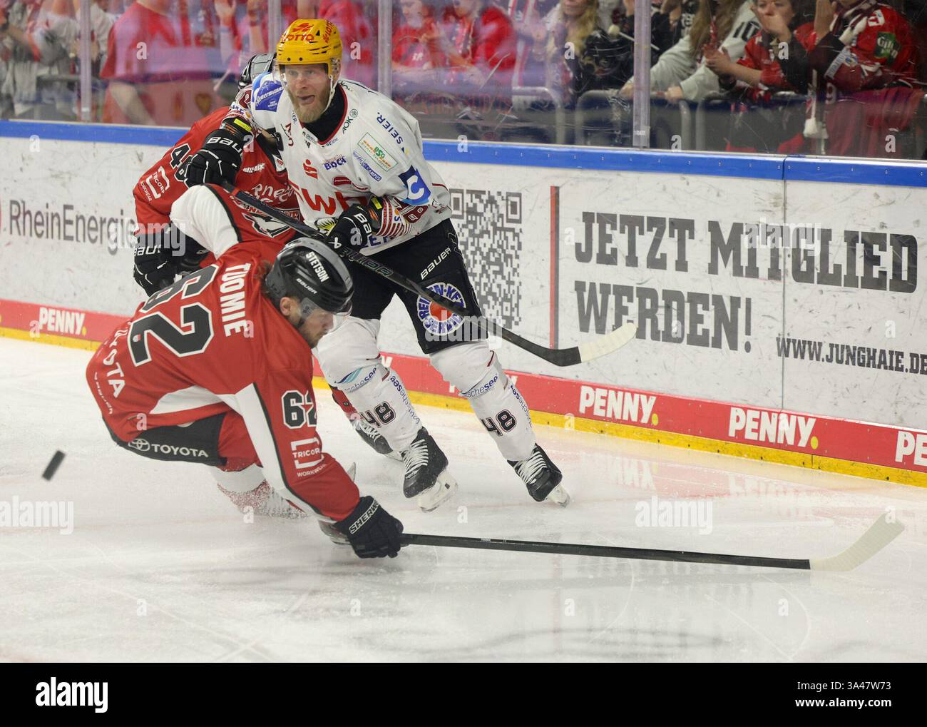 Koeln, Deutschland. 18th Mar, 2025. v.l. Parker Tuomie (Koelner Haie ...