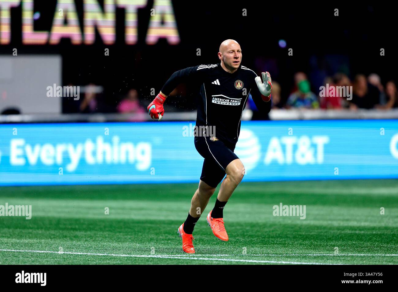 ATLANTA, GA - MARCH 16: Brad Guzan #1 of Atlanta United FC warms up ...