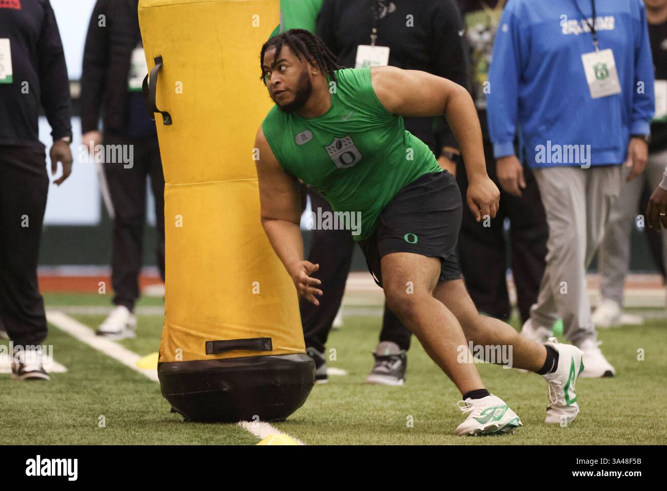 Oregon defensive lineman Josh Simmons (97) runs a position drill at the ...
