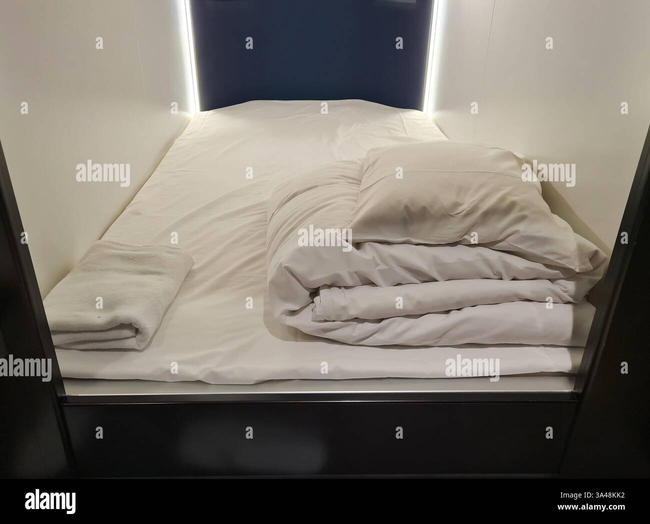 A Japanese capsule hotel in Tokyo Stock Photo - Alamy