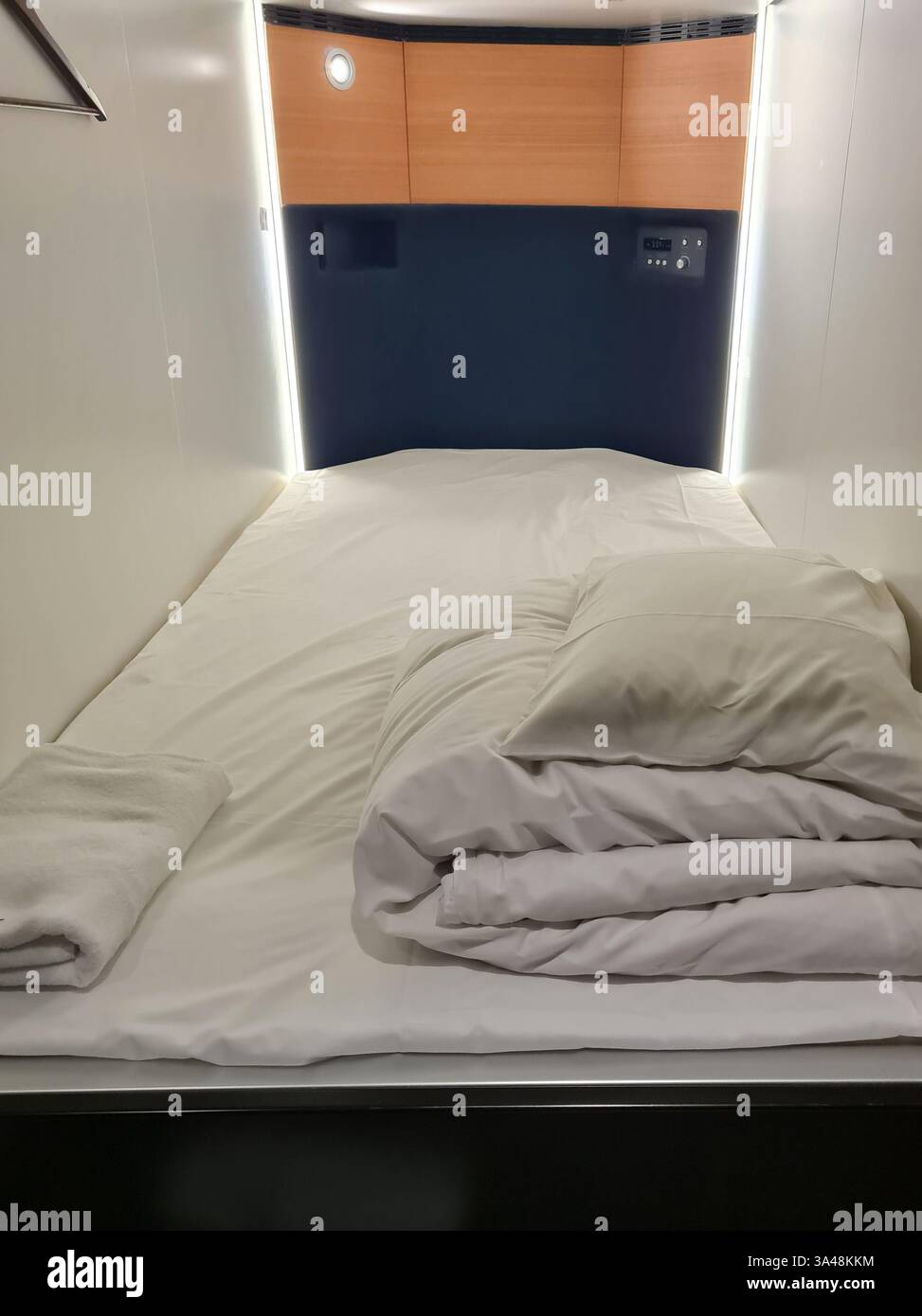 A Japanese capsule hotel in Tokyo Stock Photo - Alamy