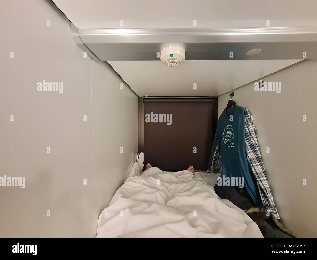 A Japanese capsule hotel in Tokyo Stock Photo - Alamy