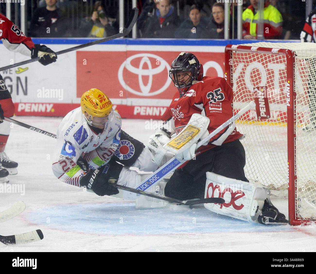 Koeln, Deutschland. 18th Mar, 2025. Tor für Bremerhaven zum 3:2 für v.l ...