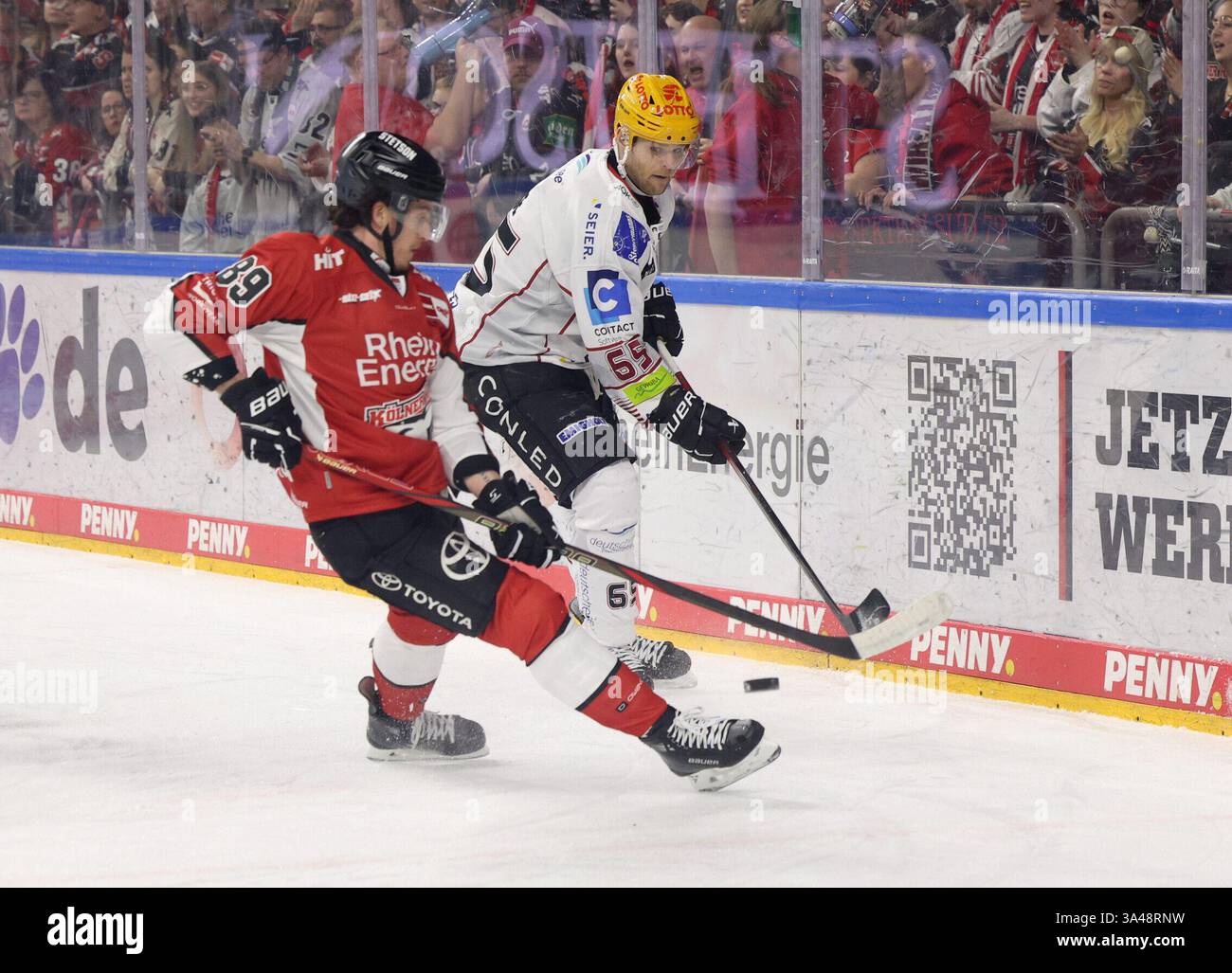 v.l. Gregor MacLeod (Koelner Haie, #89), Christian Weijse (Pinguins ...