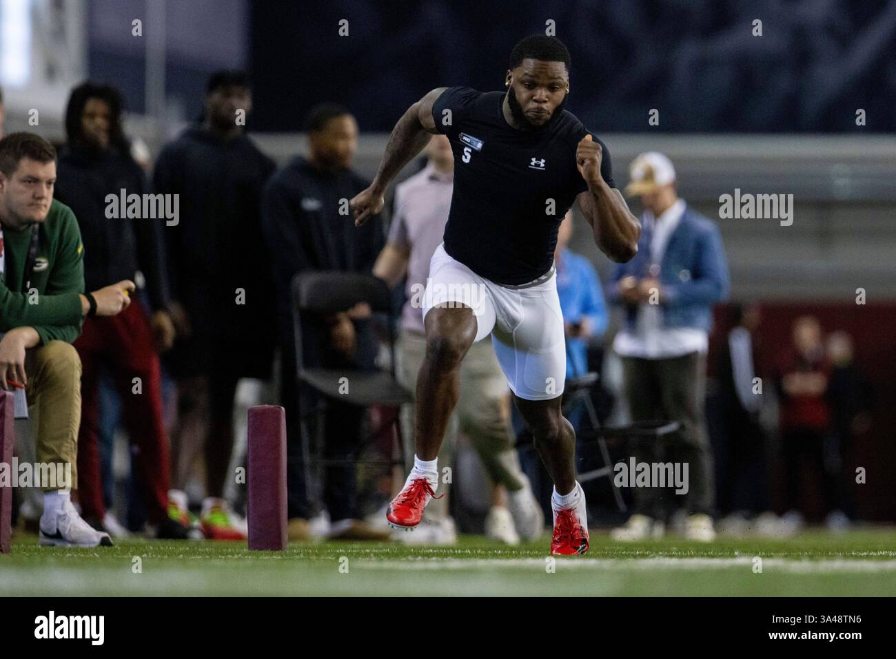 South Carolina running back Raheim Sanders (5) runs drills during South ...