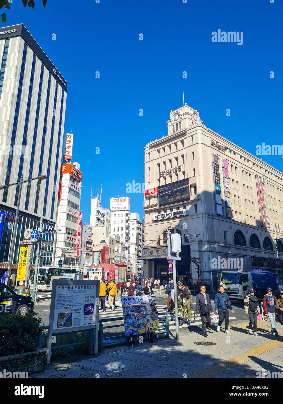 Crowded street in historic japanese hi-res stock photography and images ...