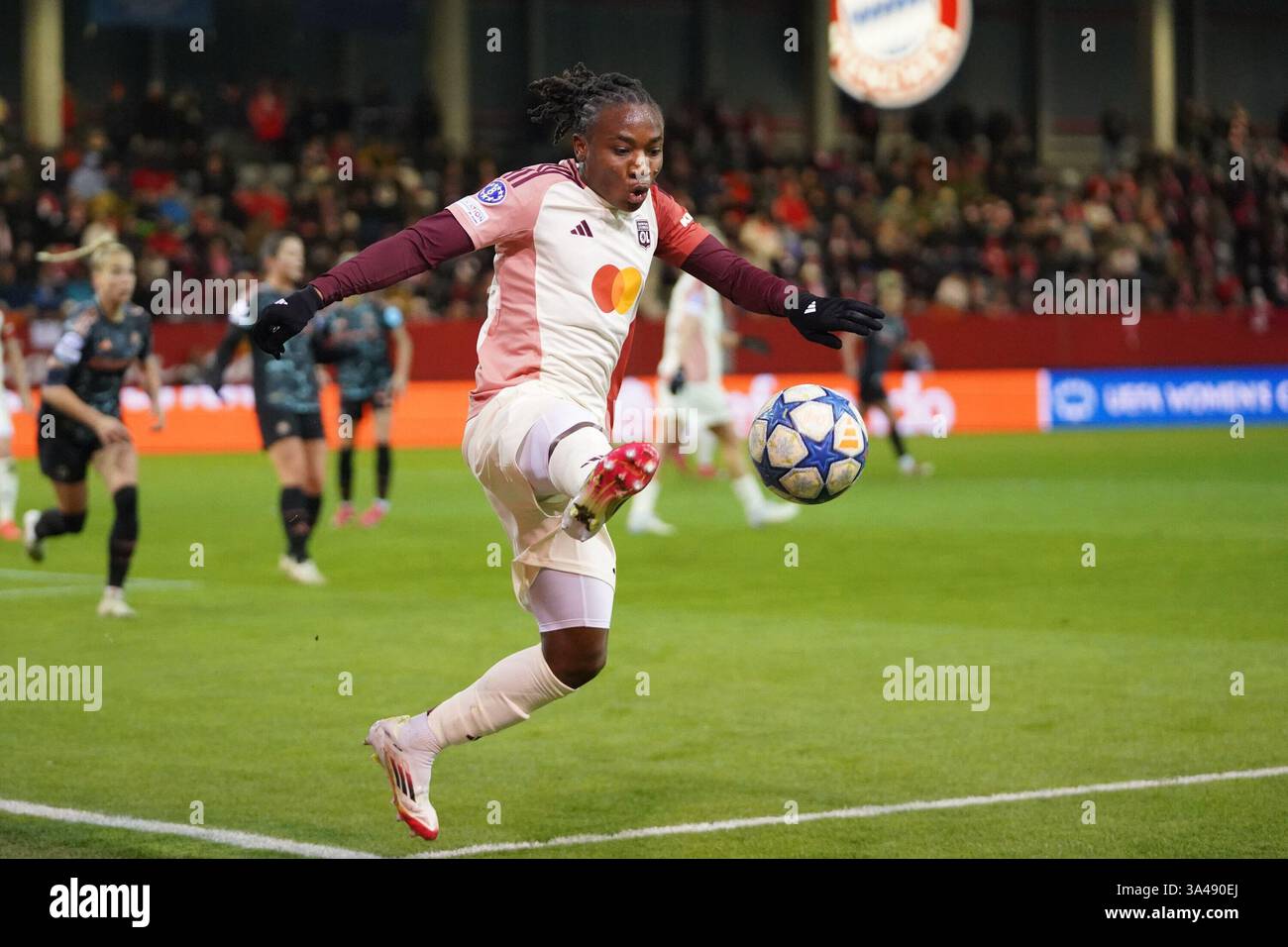 Tabitha Chawinga (22 Olympique Lyonnais) in Aktion beim UEFA Womens ...
