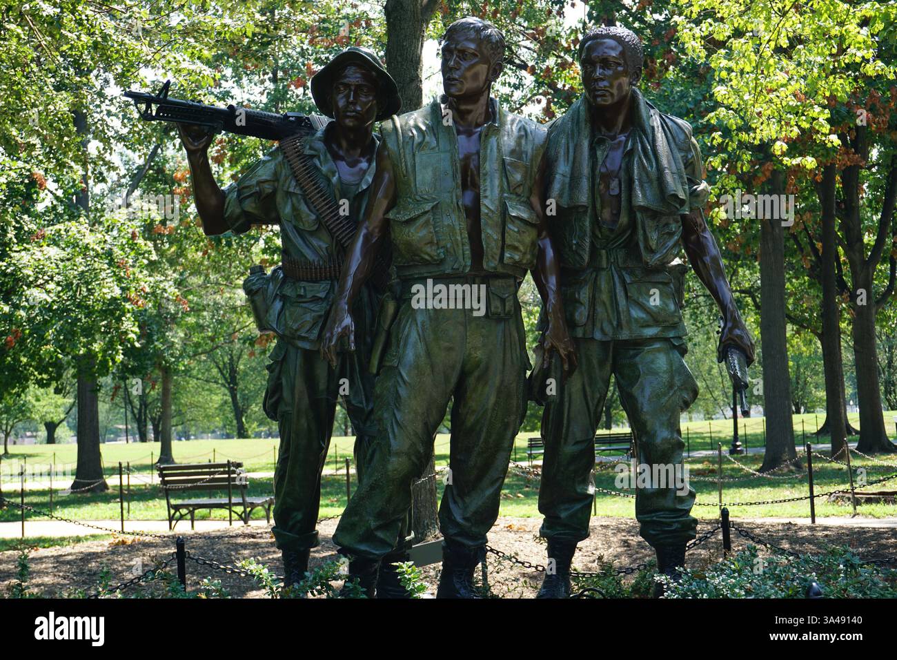 The patriotic Three Servicemen American soldier statue by the Vietnam ...