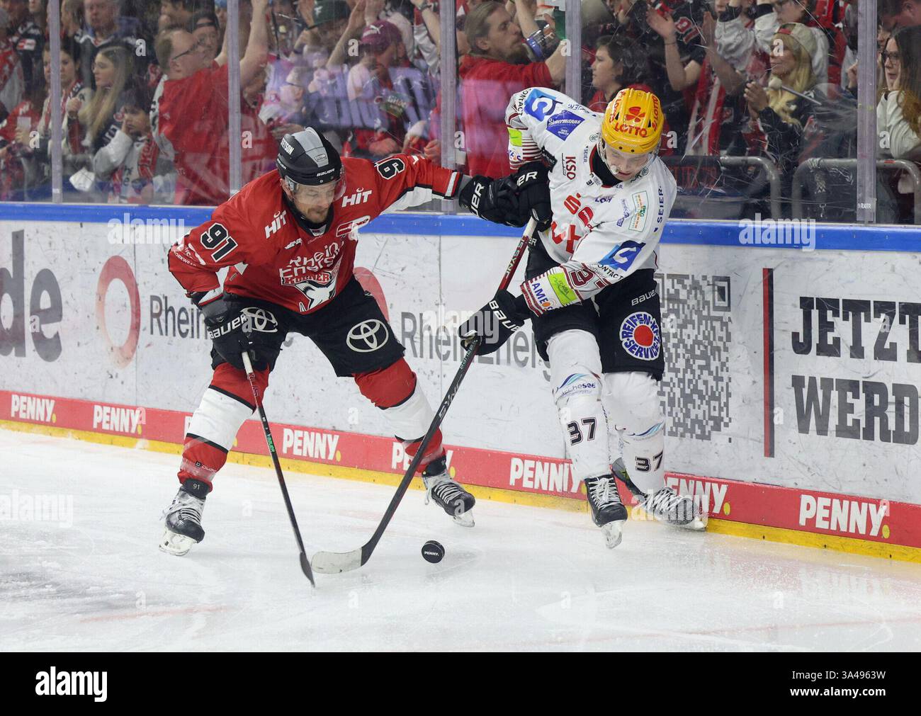 Koeln, Deutschland. 18th Mar, 2025. v.l. Moritz Mueller (Koelner Haie ...