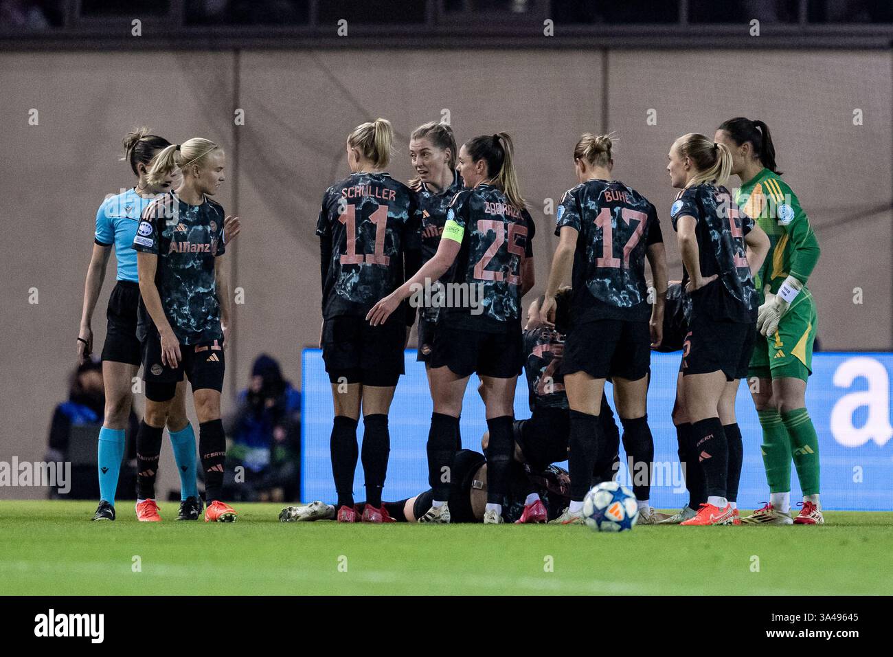 Die Mitspielerinnen Sorgen Sich Um Die Verletzte Giulia Gwinn FC