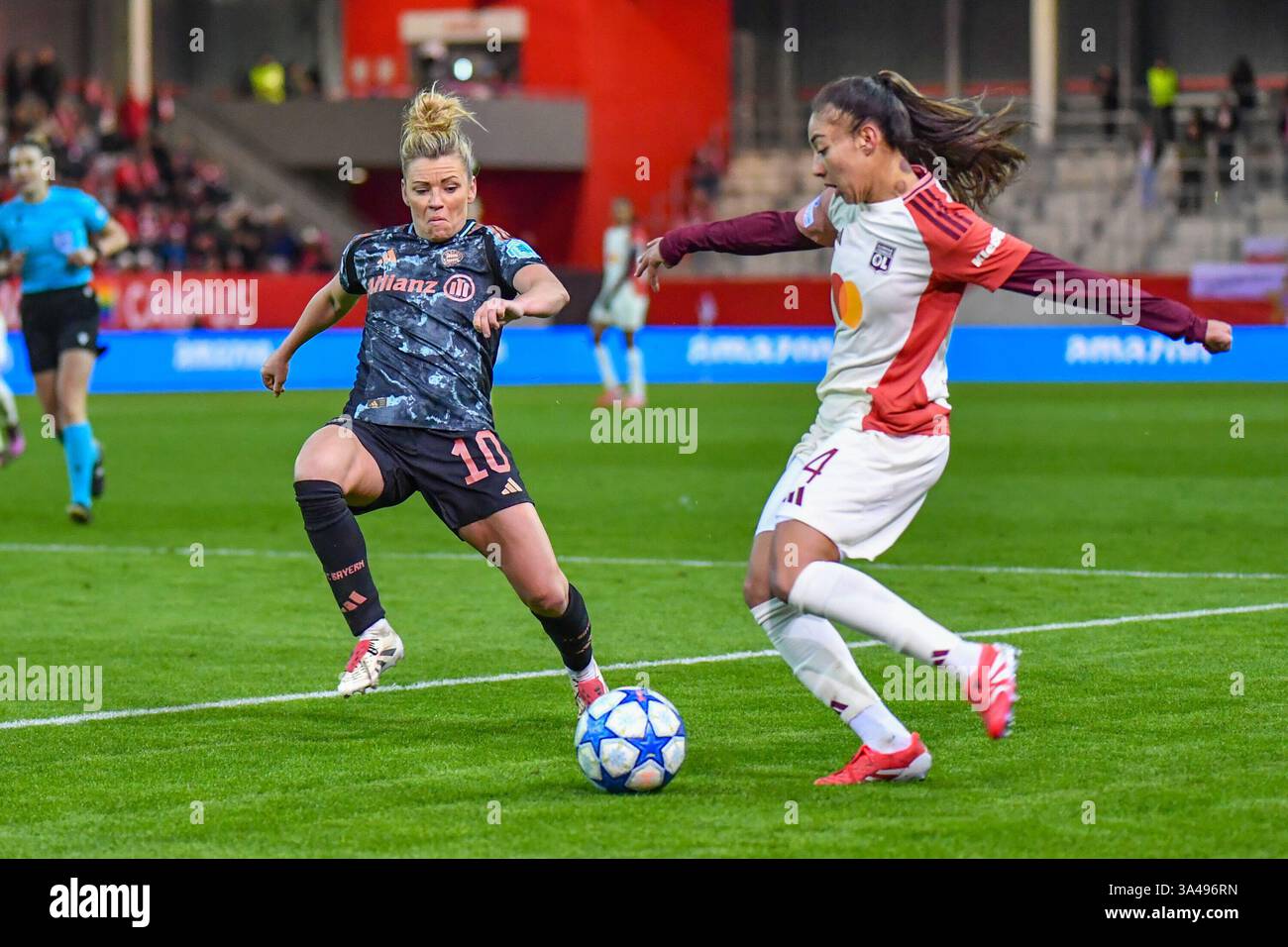 Linda Dallmann (10 FC Bayern) und Selma Bacha(4 Olympique Lyonnais) in Aktion beim UEFA Womens ...