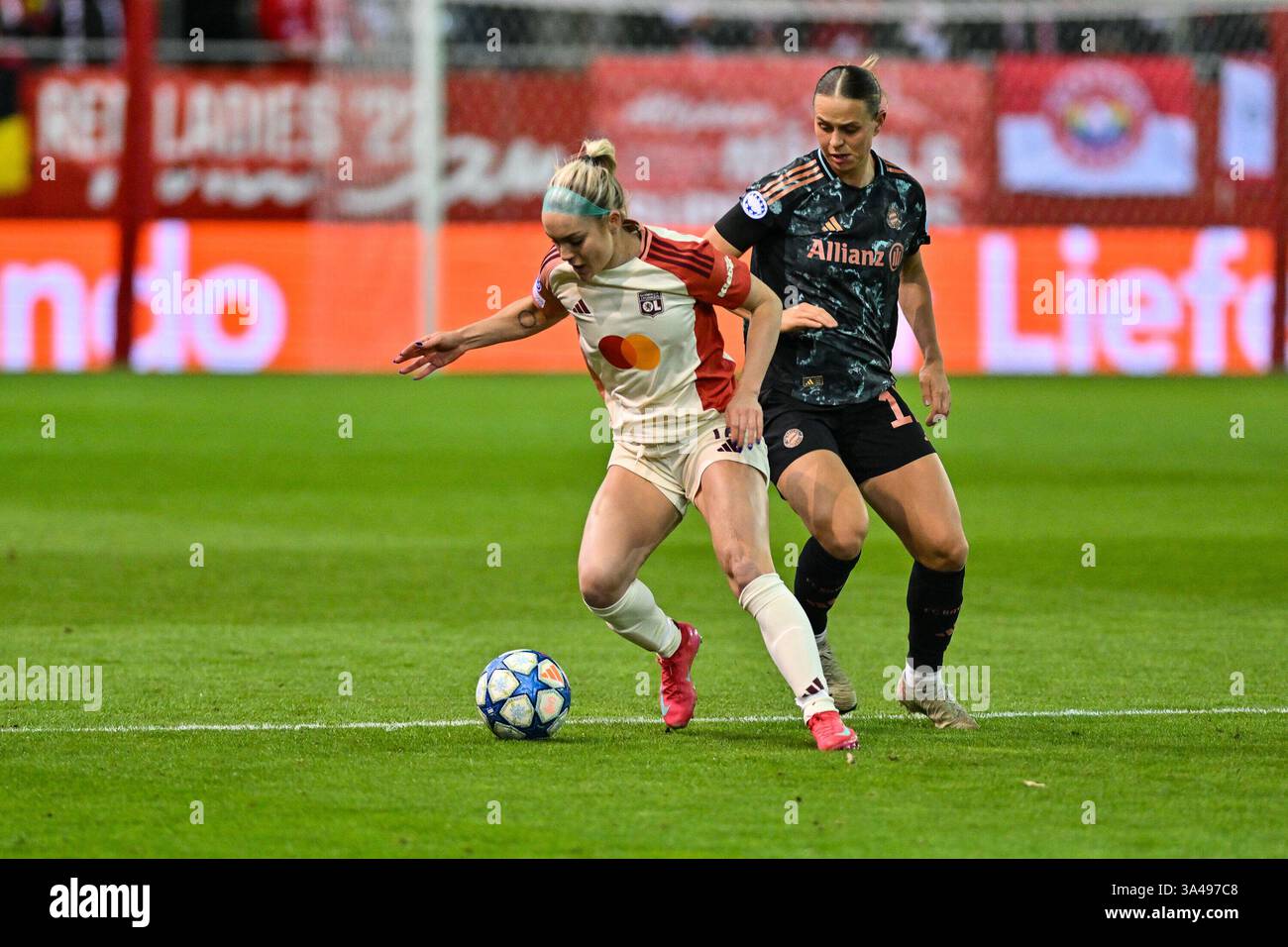 Im Duell Ellie CARPENTER (Olympique Lyonnais 12) und Klara BUEHL (FCB ...