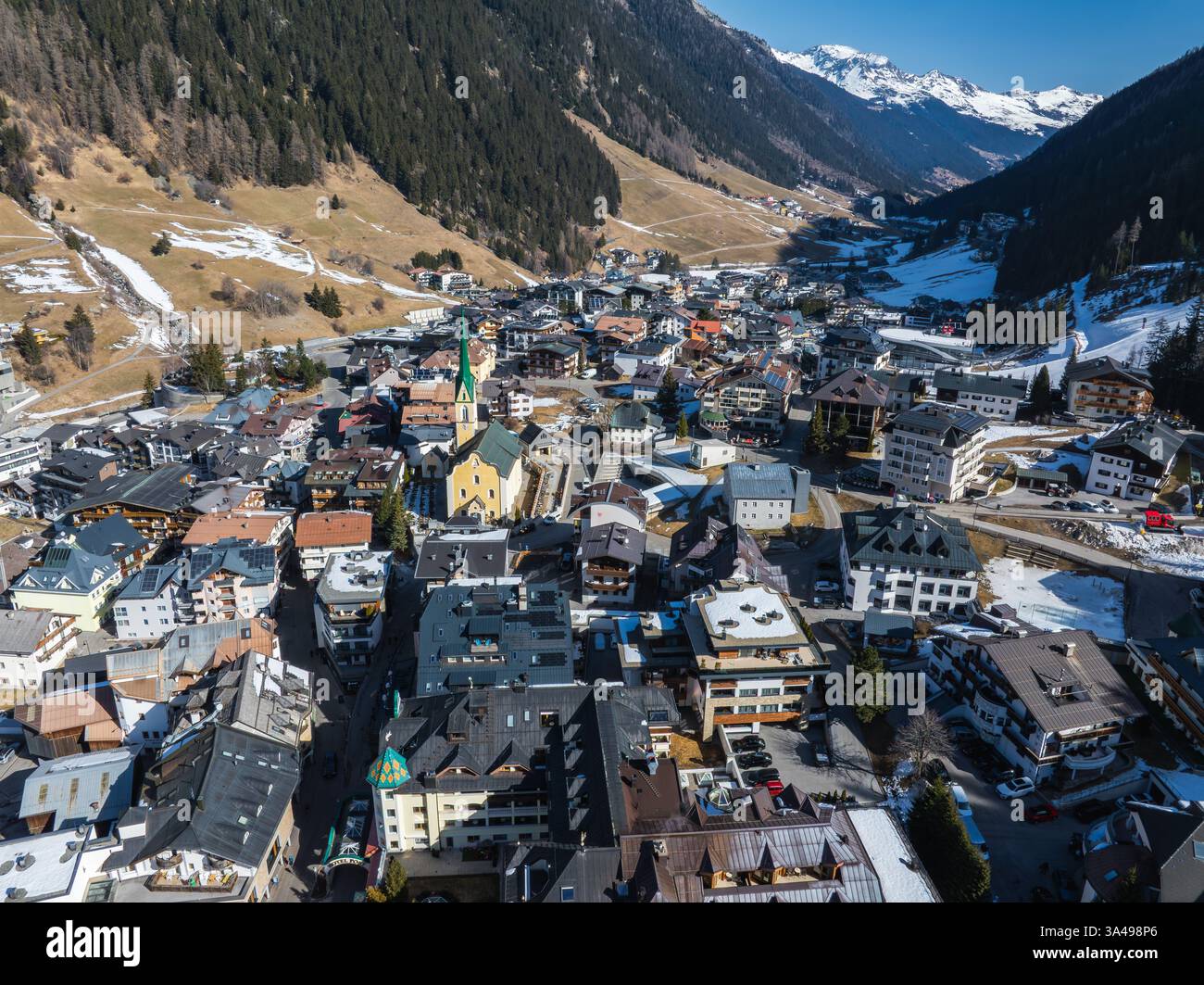 View snow dusted ground hi-res stock photography and images - Alamy