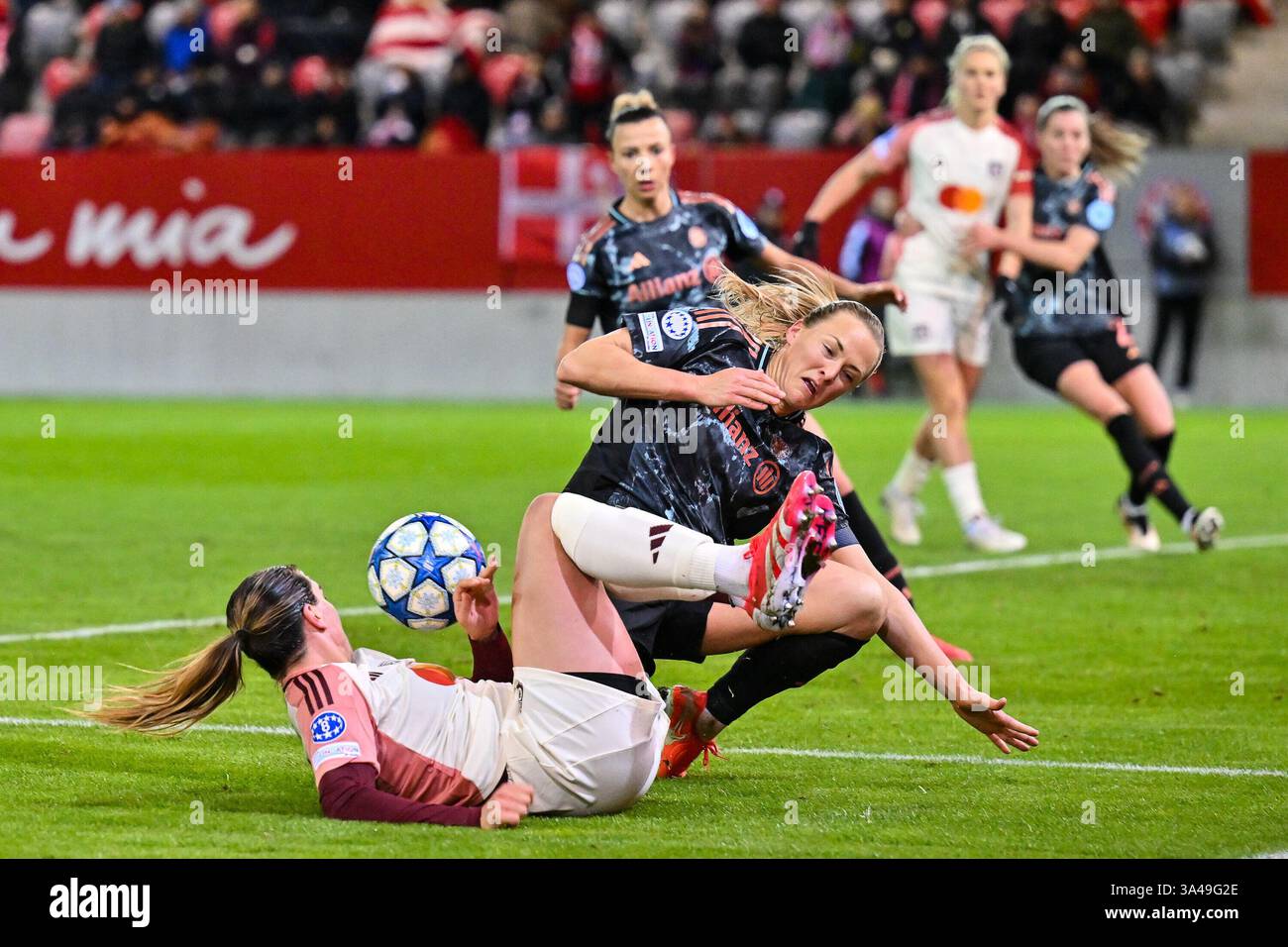 im Duell Vicki BECHO (Olympique Lyonnais 27) und Madalena ERIKSSON (FCB ...