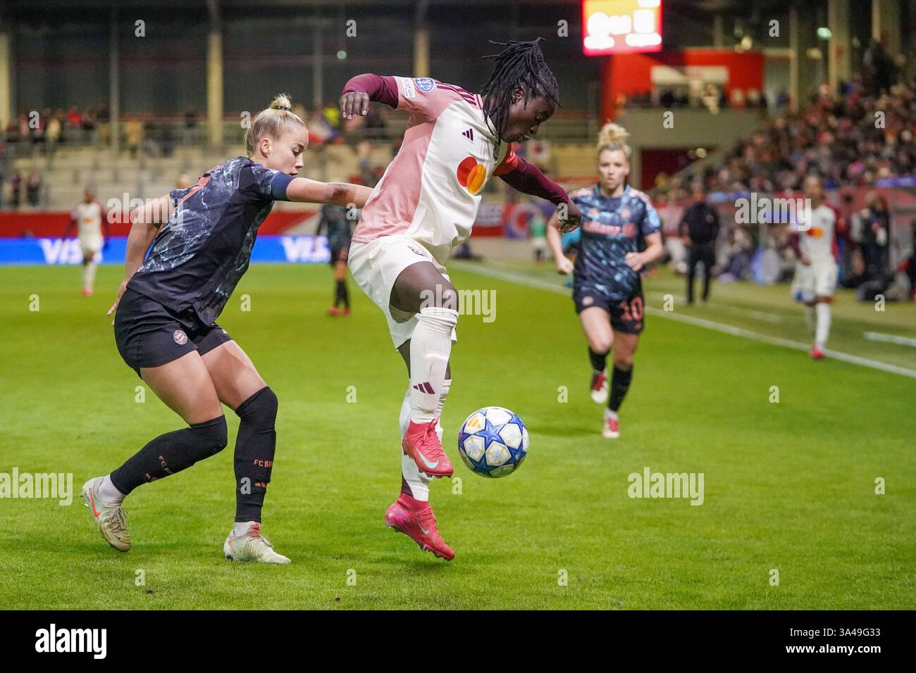Giulia Gwinn (7 FC Bayern) und Tabitha Chawinga (22 Olympique Lyonnais ...