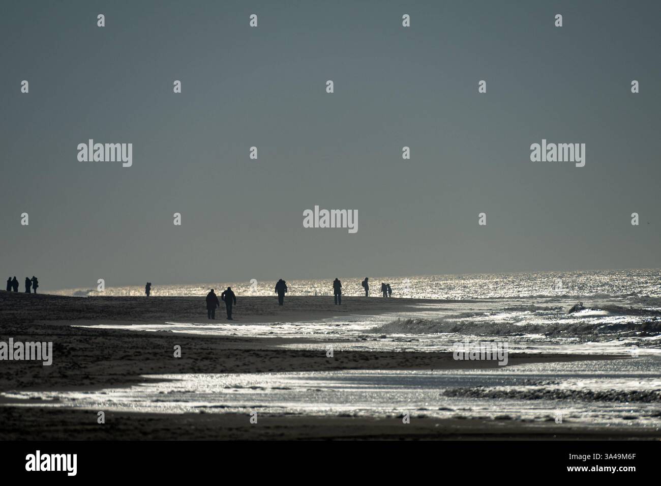 Reisen, Sylt, Nordsee, Strand, 07.03.2024, am Meer im Gegenlicht ...