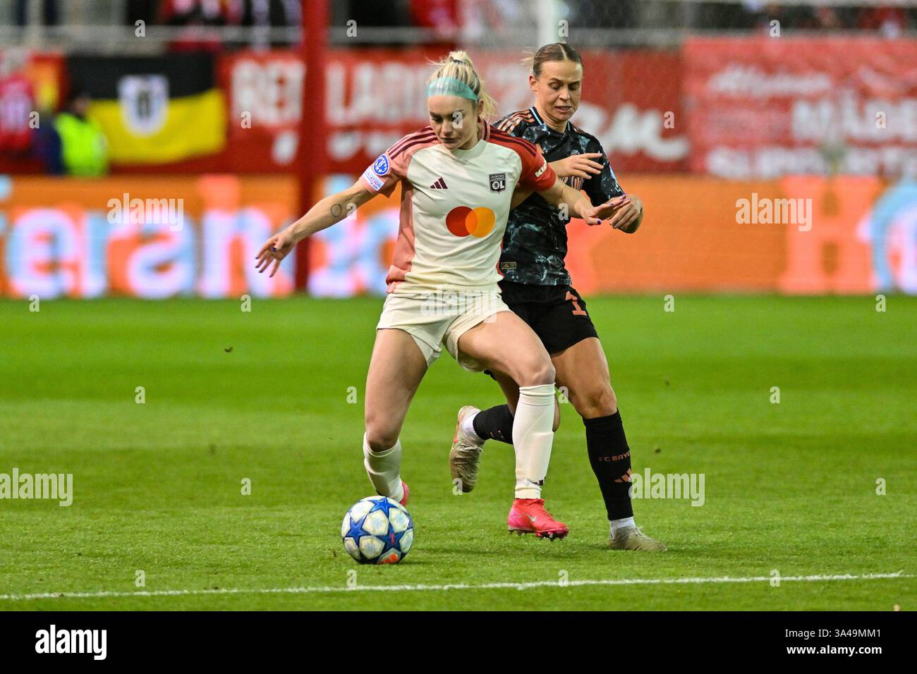 Im Duell Ellie CARPENTER (Olympique Lyonnais 12) und Klara BUEHL (FCB ...