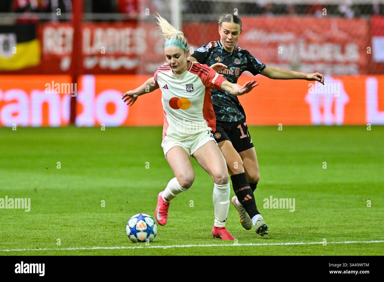 Im Duell Ellie CARPENTER (Olympique Lyonnais 12) und Klara BUEHL (FCB ...