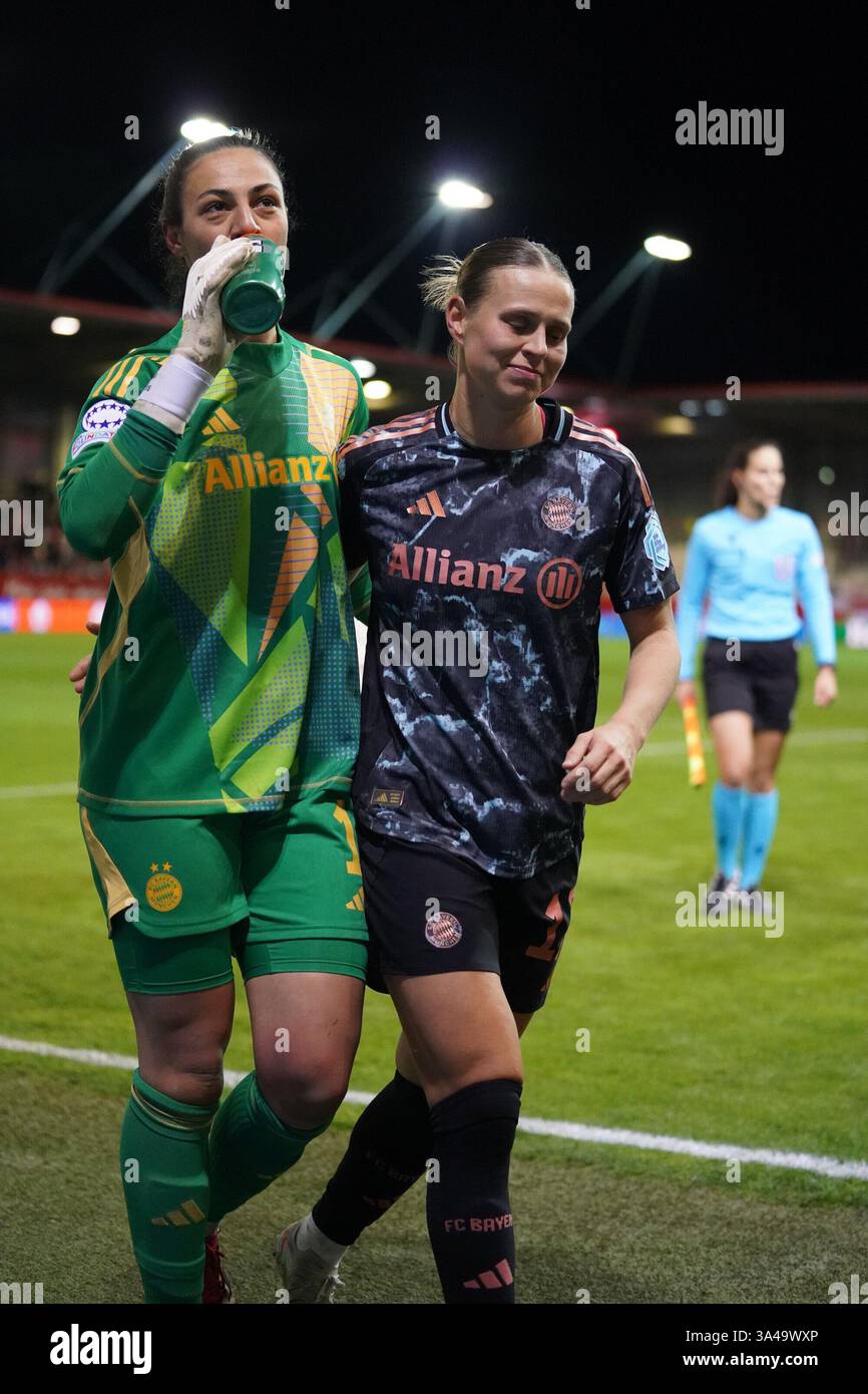 Maria Luisa Grohs (1 Bayern) und Klara B?hl (17 FC Bayern) beim UEFA ...