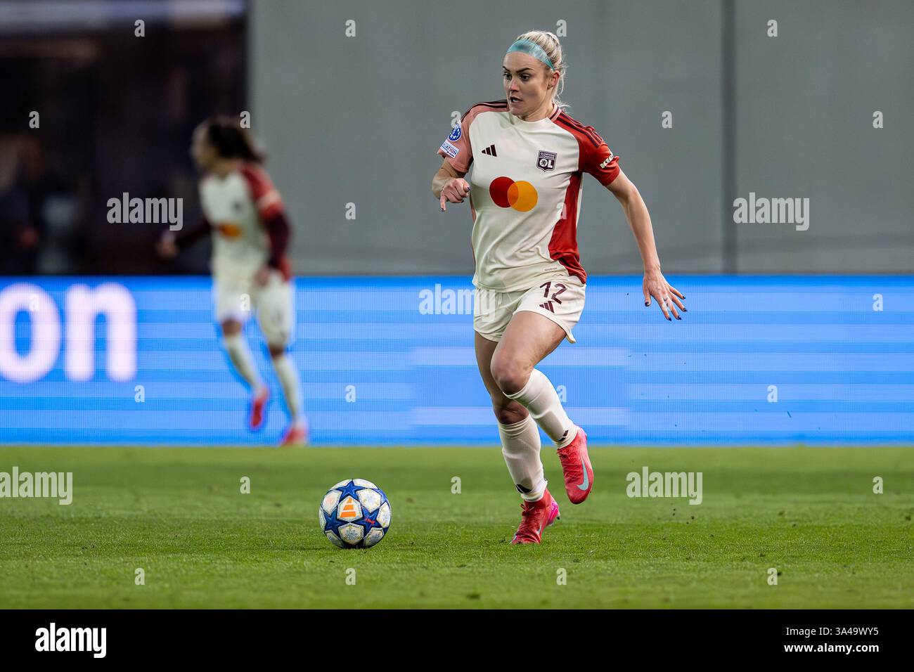 Muenchen, Deutschland. 18th Mar, 2025. Ellie Carpenter (Olympique Lyon, #12) treibt den Ball ...