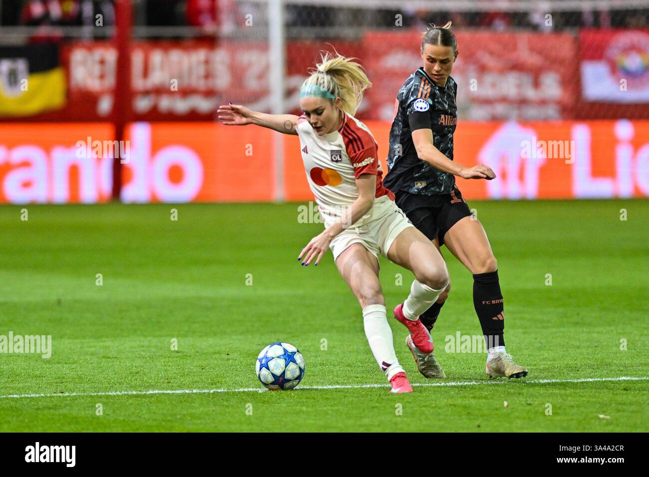 Im Duell Ellie CARPENTER (Olympique Lyonnais 12) und Klara BUEHL (FCB ...