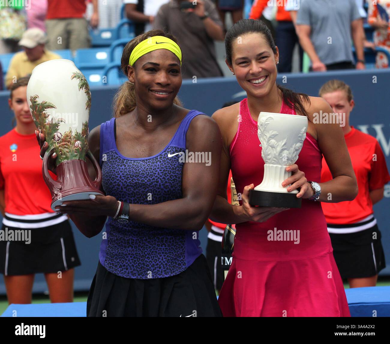 Aug. 17, 2014 - Cincinnati, Ohio, U.S - Serena Williams holds up the Championship Rookwood cup ...
