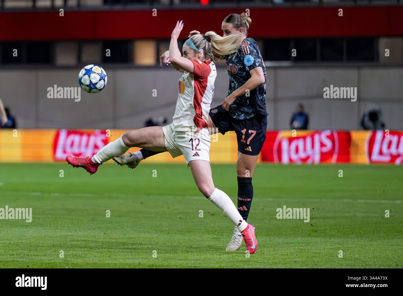 Kampf um den Ball / Zweikampf zwischen Ellie Carpenter (Olympique Lyon, #12) und Klara Buehl (FC ...