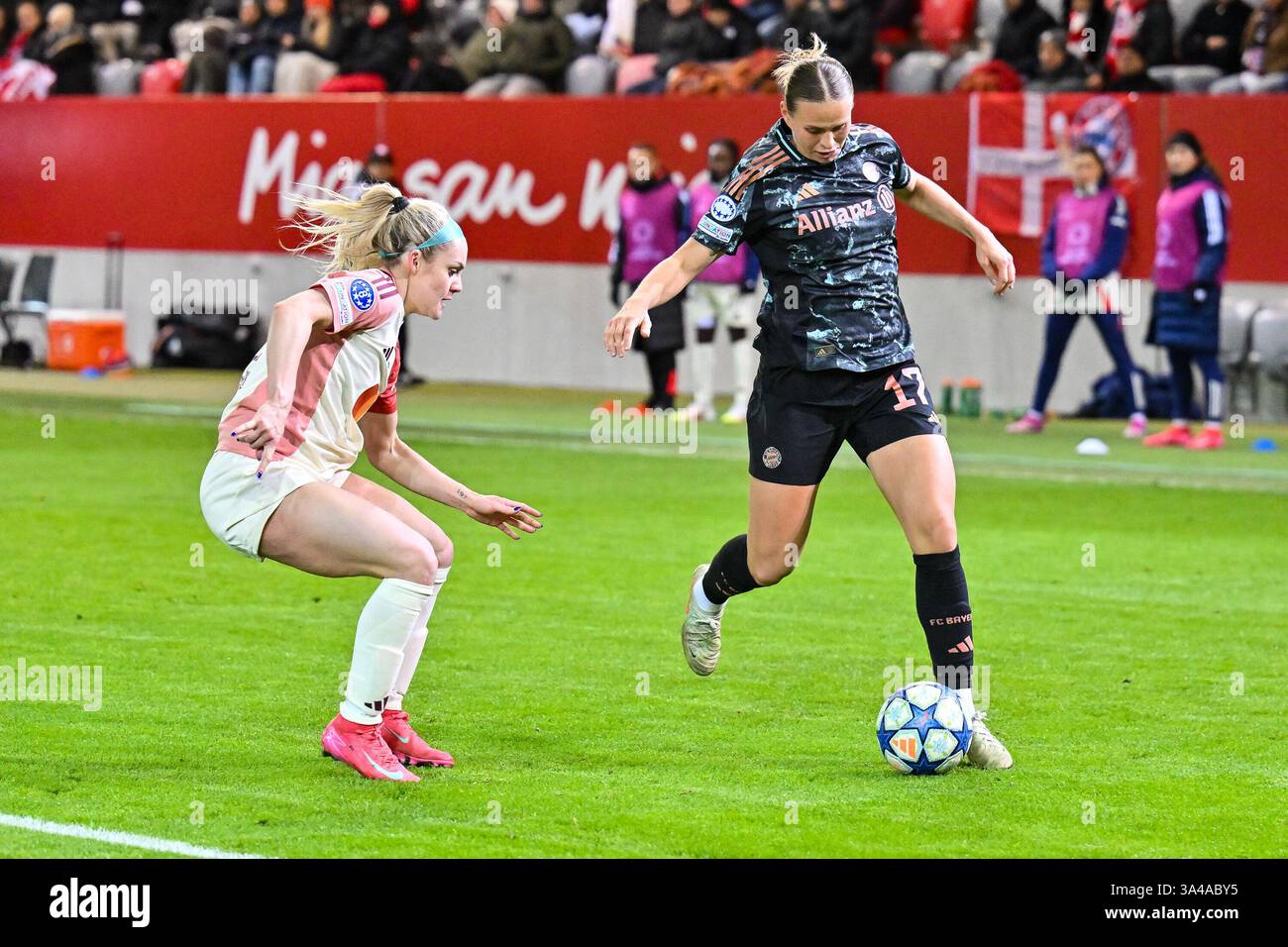 im Duell Ellie CARPENTER (Olympique Lyonnais 12) und Klara BUEHL (FCB ...