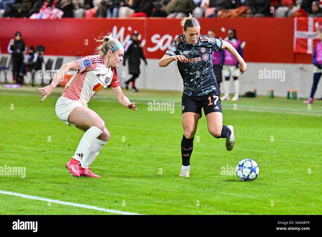 im Duell Ellie CARPENTER (Olympique Lyonnais 12) und Klara BUEHL (FCB ...