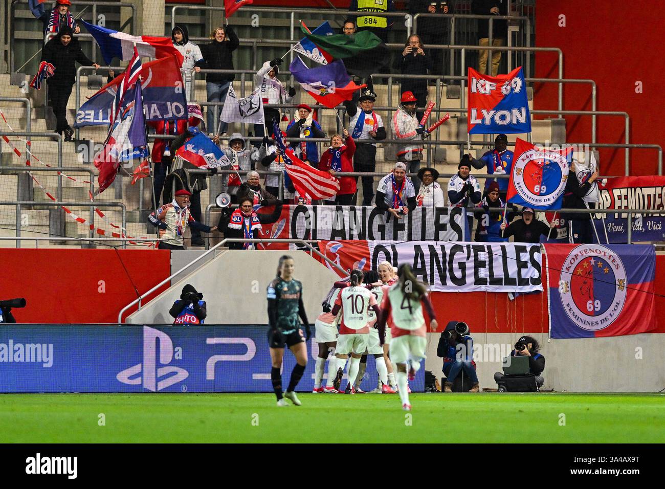 Jubel der Gaeste nach dem Treffer zum 0-2 durch Melchie DUMORNAY (Olympique Lyonnais 6)/Tor ...