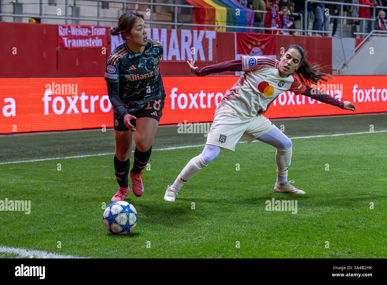 Kampf um den Ball / Zweikampf zwischen Momoko Tanikawa (FC Bayern ...