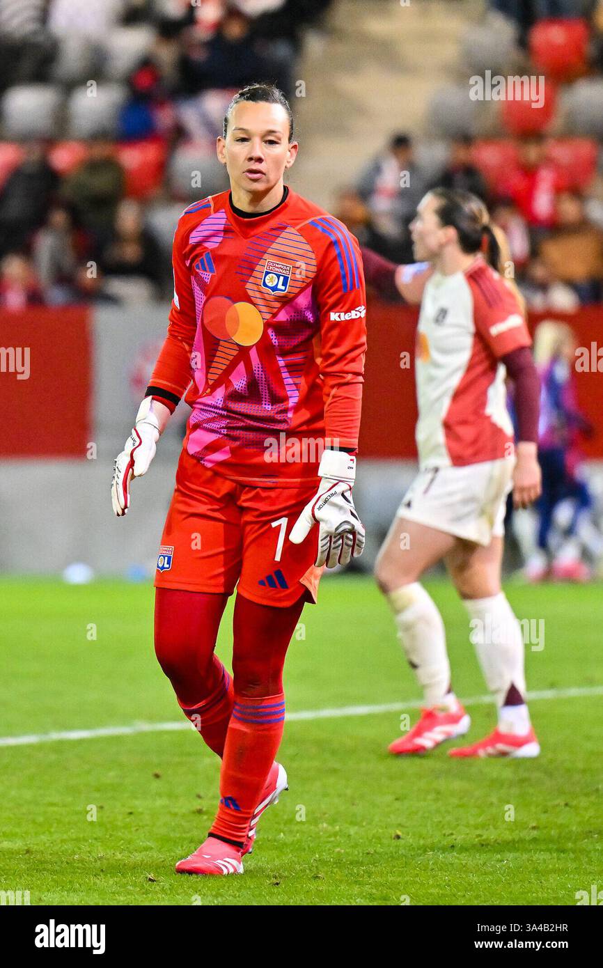 Im Bild Christiane ENDLER (Olympique Lyonnais 1)/Einzelfoto/Freisteller ...