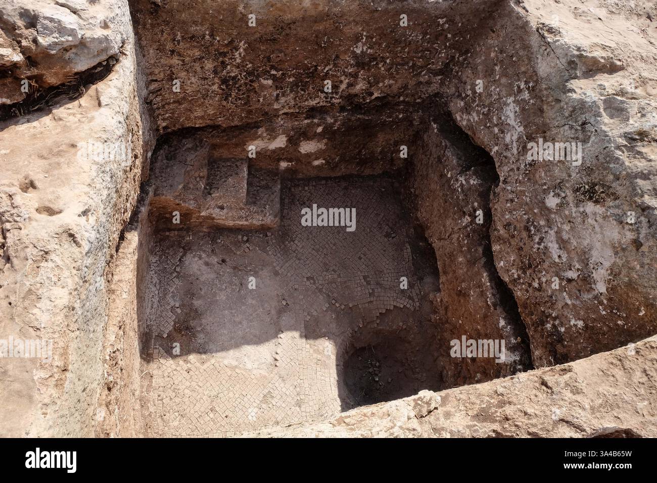 Large pit archaeology dig site hi-res stock photography and images - Alamy